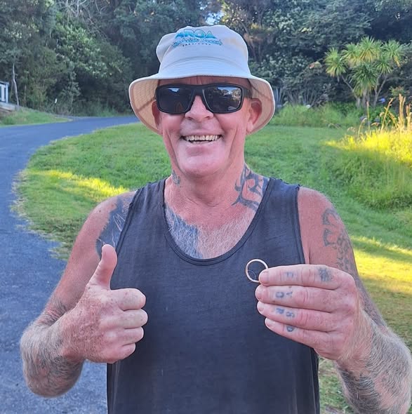 SCUBA Recovery of Wedding Ring off beach